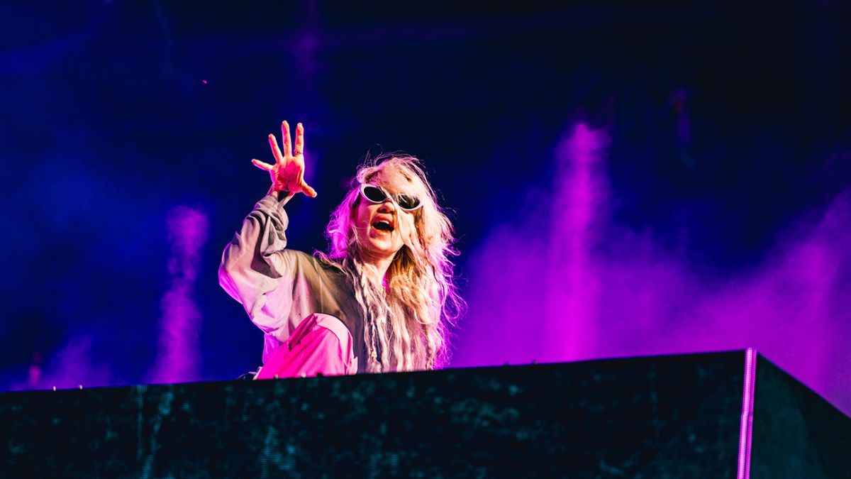 WHAT WE LEARNED FROM GRIMES TRAINWRECK DJ SET – The Pop Corporation